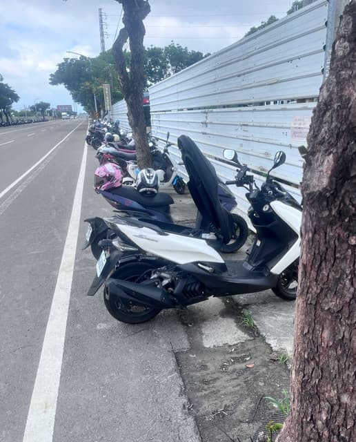 Smax 車主你忘記關車廂ㄌ - 樹人醫護管理專科學校板 | Dcard