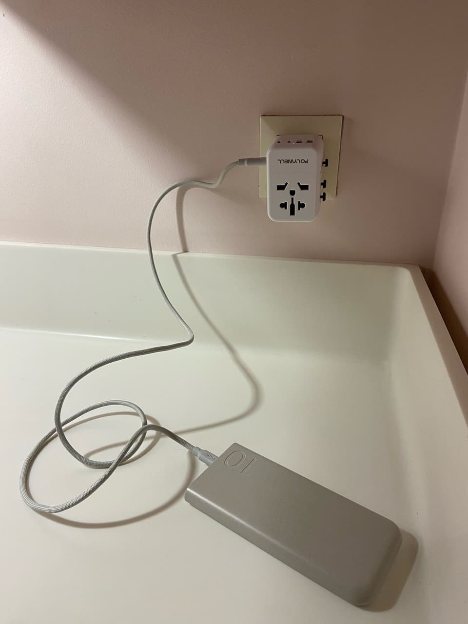 好物推薦 🔌 出國一定要帶的萬國轉接頭！我靠它一顆撐完整趟法國🇫🇷旅行 - 我是高杯🌻 (@iamkpc) | Dcard