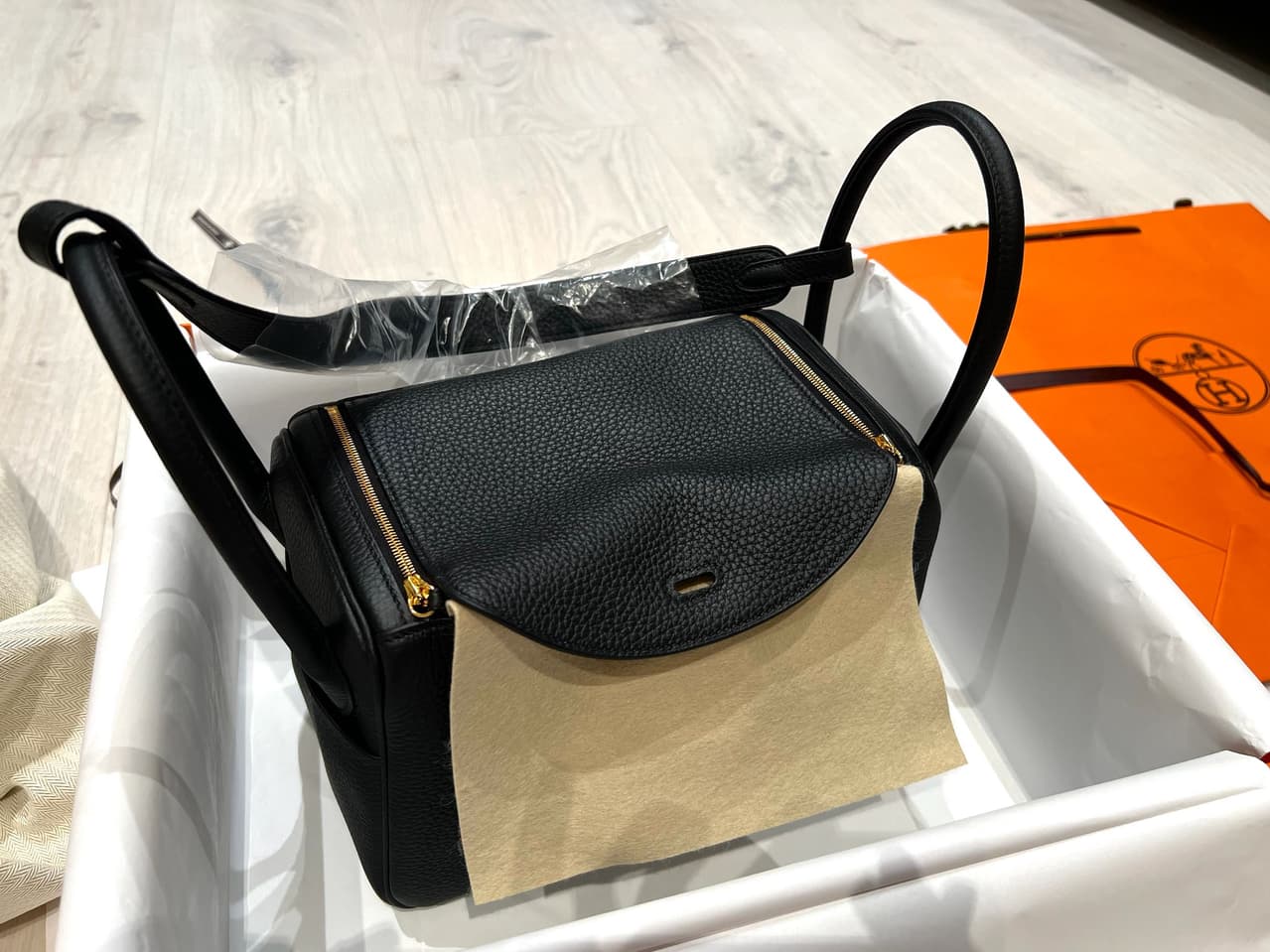 #開箱 愛馬仕 Lindy 26 / 89Noir黑色 / 金扣 / TC皮 - 精品板 | Dcard