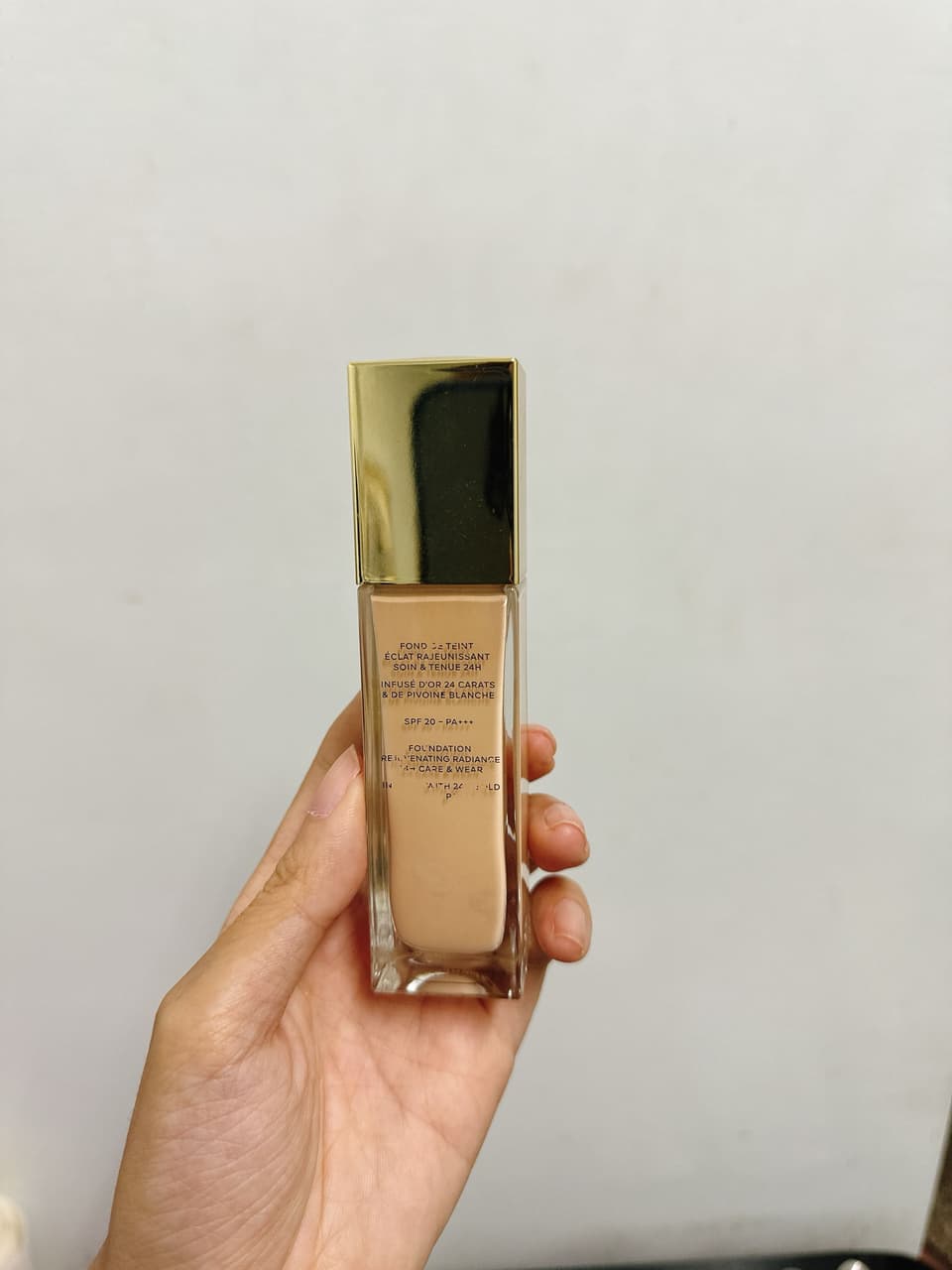 #我要賣 售二手嬌蘭24K純金光透精華粉底液，0.5N及二手INTO YOU唇泥 - 二手交易板 | Dcard