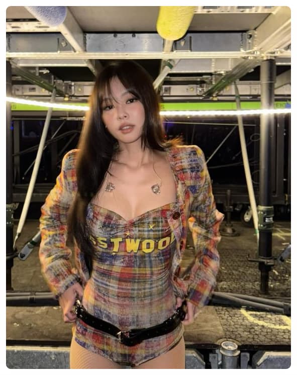 #分享 BLACKPINK Jennie 紅色耳機 IG 日常 Y2K 時尚 - 韓星板 | Dcard