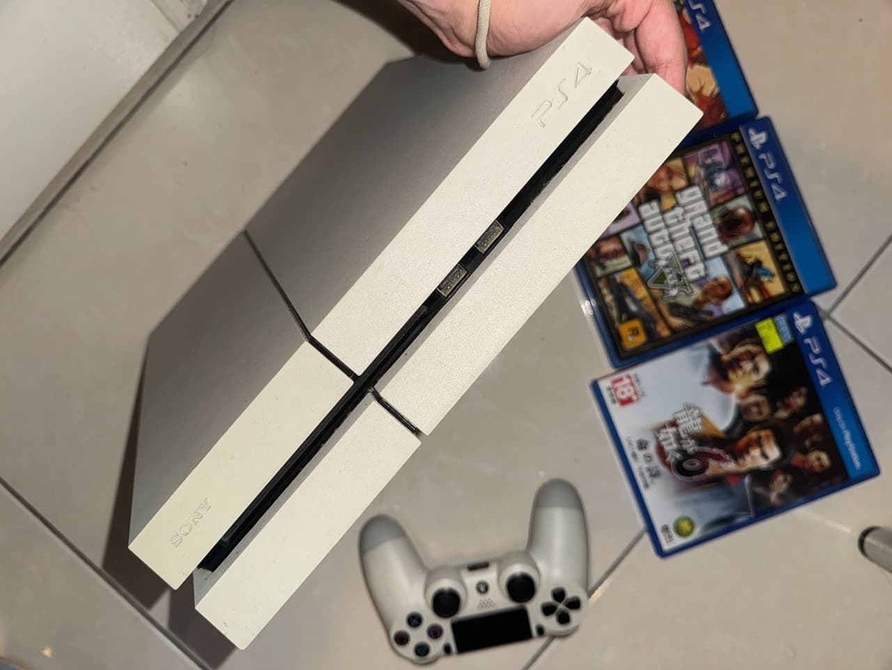 #我要賣 已售 二手象牙白PS4 主機 + 白色控制器🎮+ 圖內遊戲 - 二手交易板 | Dcard