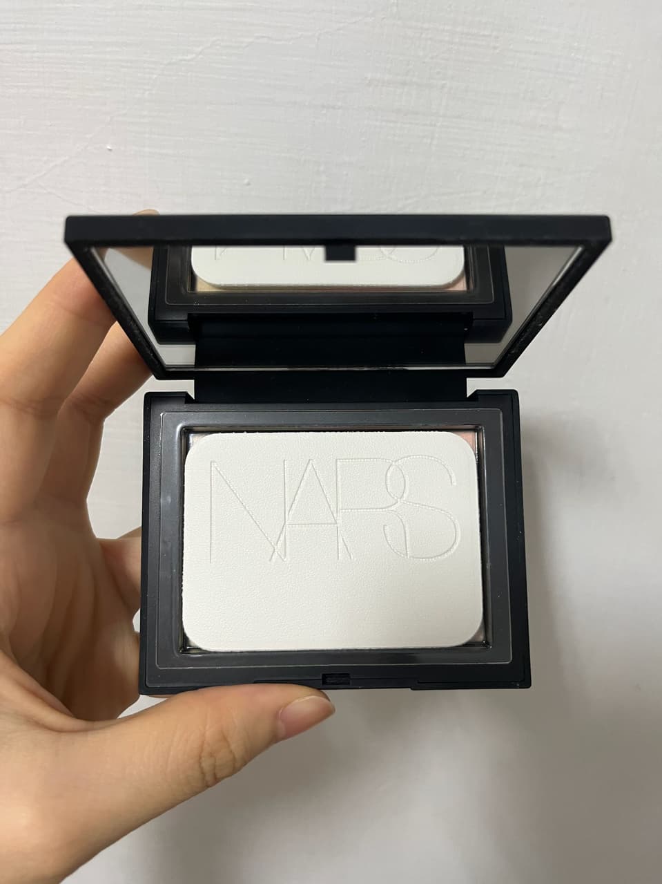 #我要賣 （已售出）Nars 裸光幻彩蜜粉餅 月光小白餅 - 二手交易板 | Dcard