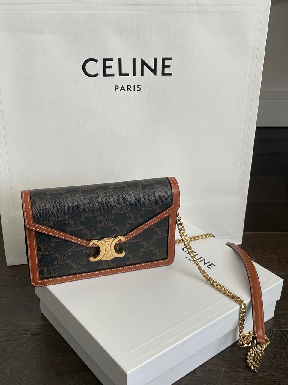 #分享 #分享 我的CELINE收藏品們😍附容量+實戴照 凱旋門/AVA腋下包/圍巾/皮帶/墨鏡 - 精品板 | Dcard