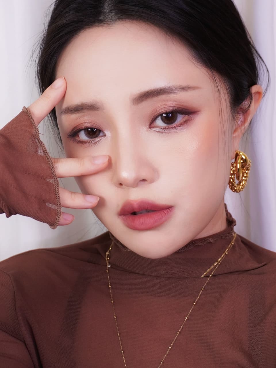 閃耀年末派對現場！𝐍𝐀𝐑𝐒流金夜閃系列全臉妝容 - 美妝板 | Dcard