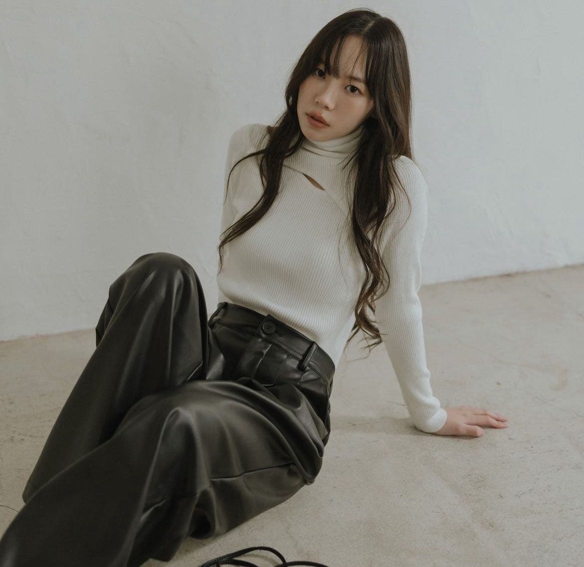 #我要賣 售 全新lovfee落地皮質長褲 - 二手交易板 | Dcard