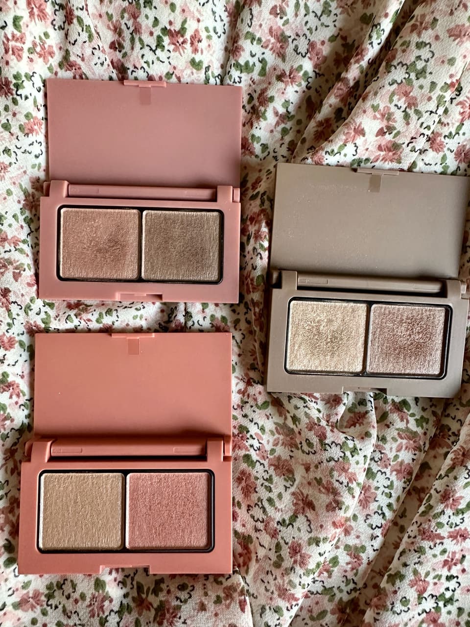 #分享 ettusais 艾杜紗 微暮絲絨雙色眼影 03、11、14 - 美妝板 | Dcard