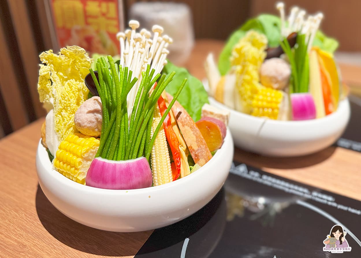 【新莊美食】萬客什鍋新莊分店，石頭爆炒鍋香氣逼人，魷魚螺肉蒜烏骨雞鍋湯頭超補，自助吧飲品、冰品各有特色｜Ruby說美食享受旅行(@tour_ruby530) - 美食板 | Dcard
