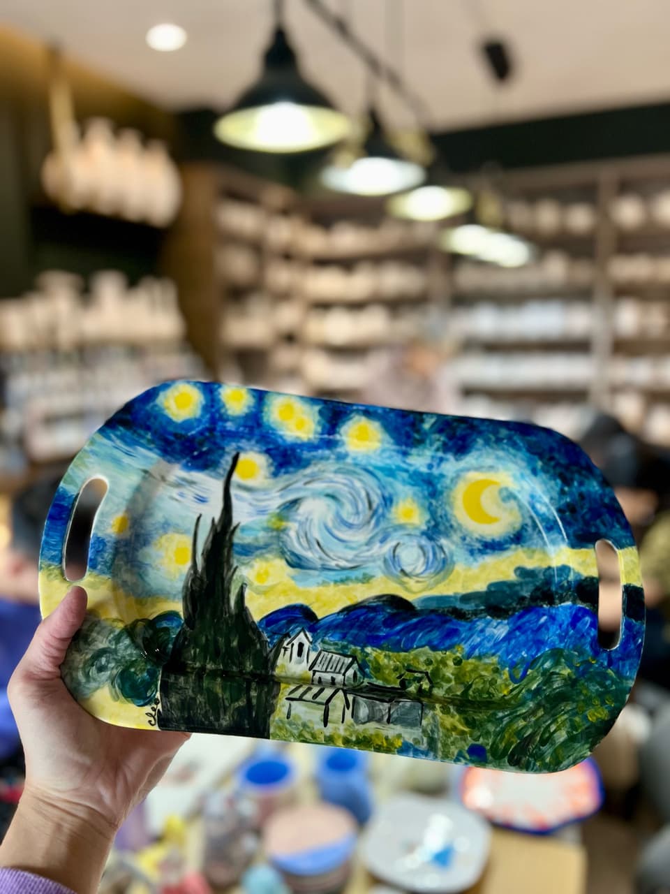 #分享 Amazed by this stunning Van Gogh-inspired painting on a pottery ...