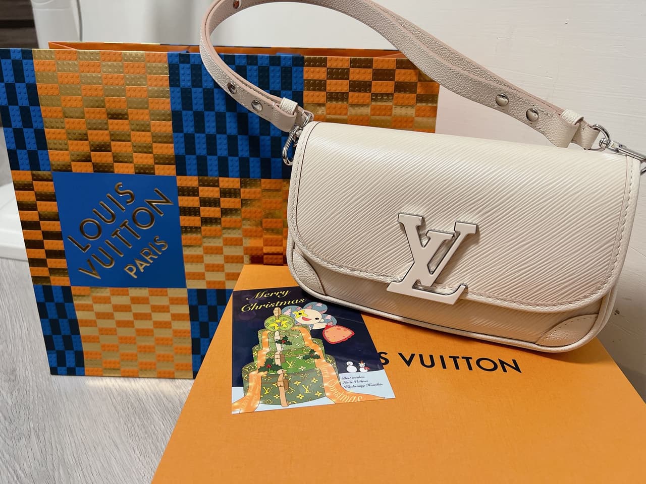 #開箱 LV BUCI 腋下包 聖誕禮 🎄 - 精品板 | Dcard