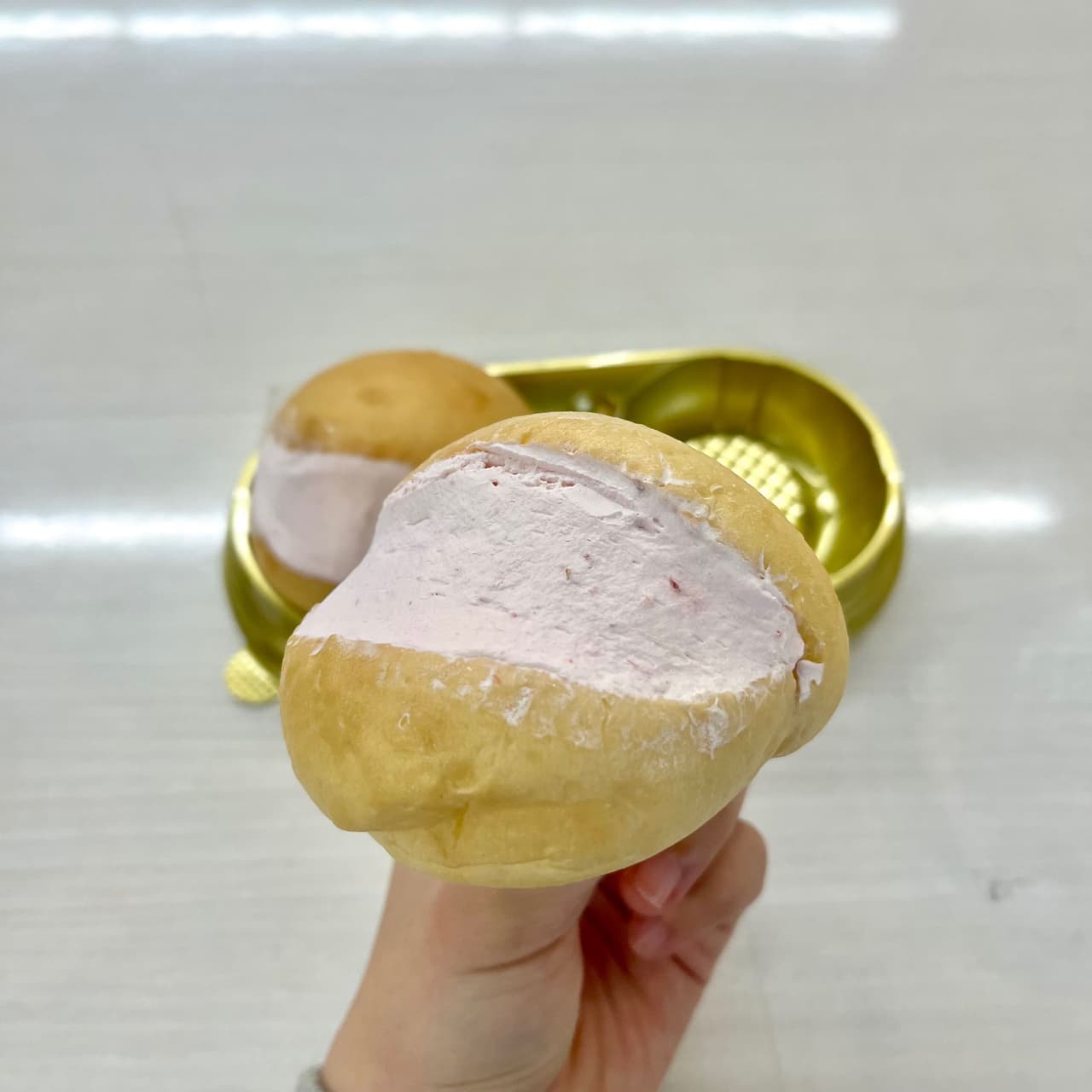 7-11新品🌟爆餡草莓羅馬生乳包 - 小檸檬🍋 (@yi_05) | Dcard