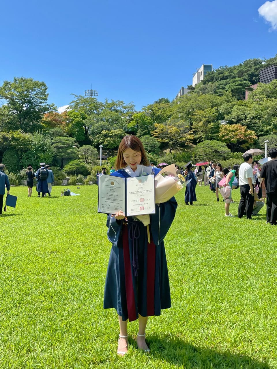 終於畢業了 🇰🇷 - 𝑌𝑢𝑛𝑎_유나 (@hi_una_) | Dcard