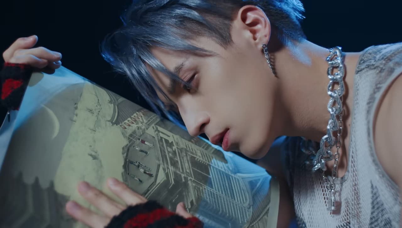 一起看月彎彎歌詞＆MV意境推測 - Ozone板 | Dcard