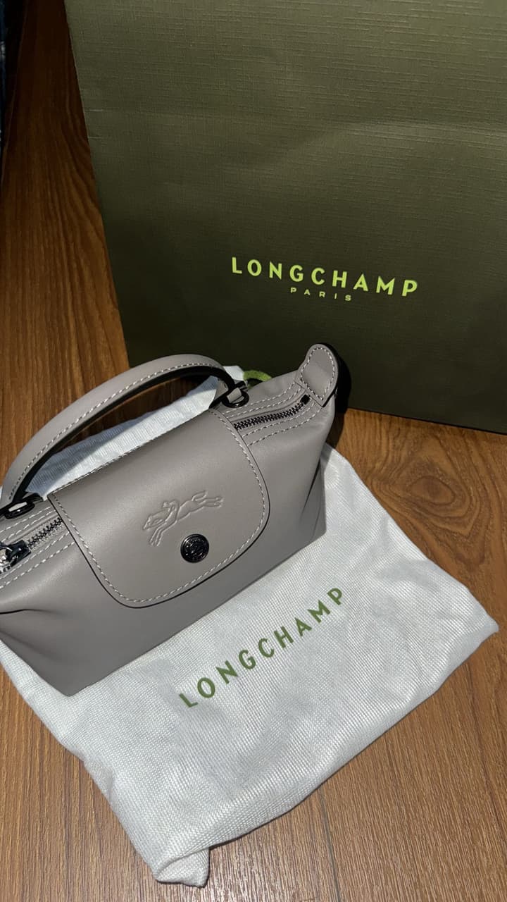 longchamp 牛皮手拿包Xs分享🩶 - Doreen🧸 (@doriiu_) | Dcard