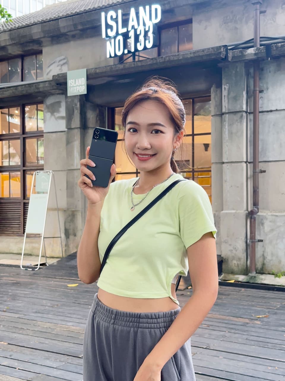 不需要帶腳架就可以完成美美的穿搭照！Samsung Galaxy Z Flip4太方便啦～ - NING (@savy___jenny) | Dcard