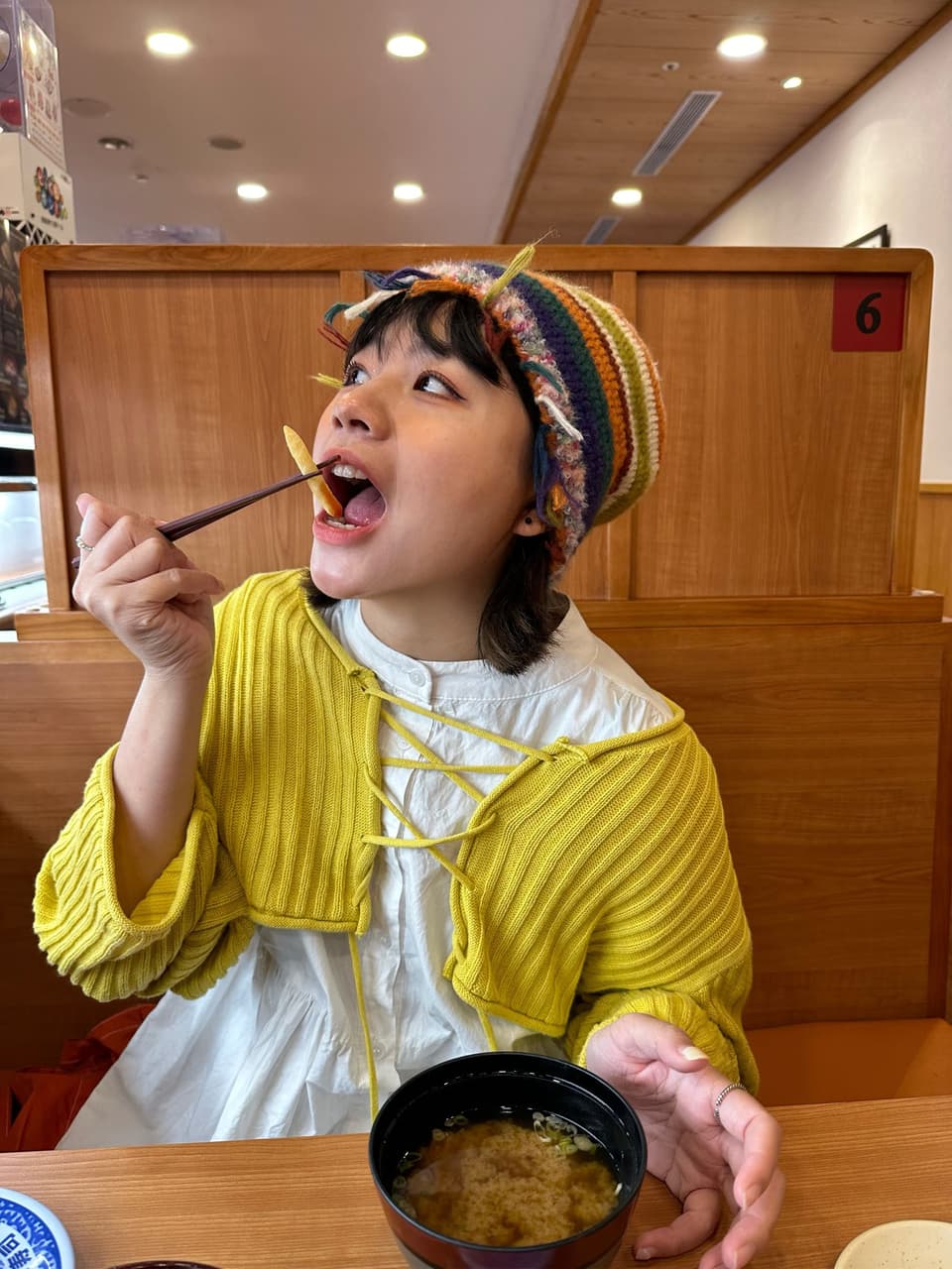 壽司店也能拍出元氣感照片🍊 - 小野芮 (@cerise_2002) | Dcard