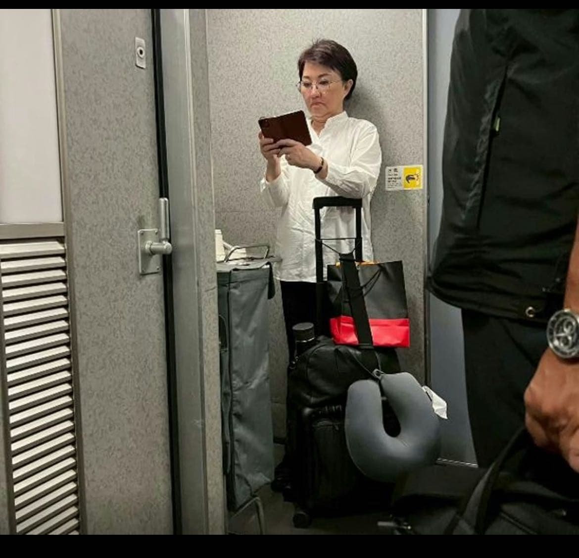 好親民的野生盧媽媽市長怎麼會沒座位坐呢？究竟是野生還是野生擺拍呢 - 時事板 | Dcard