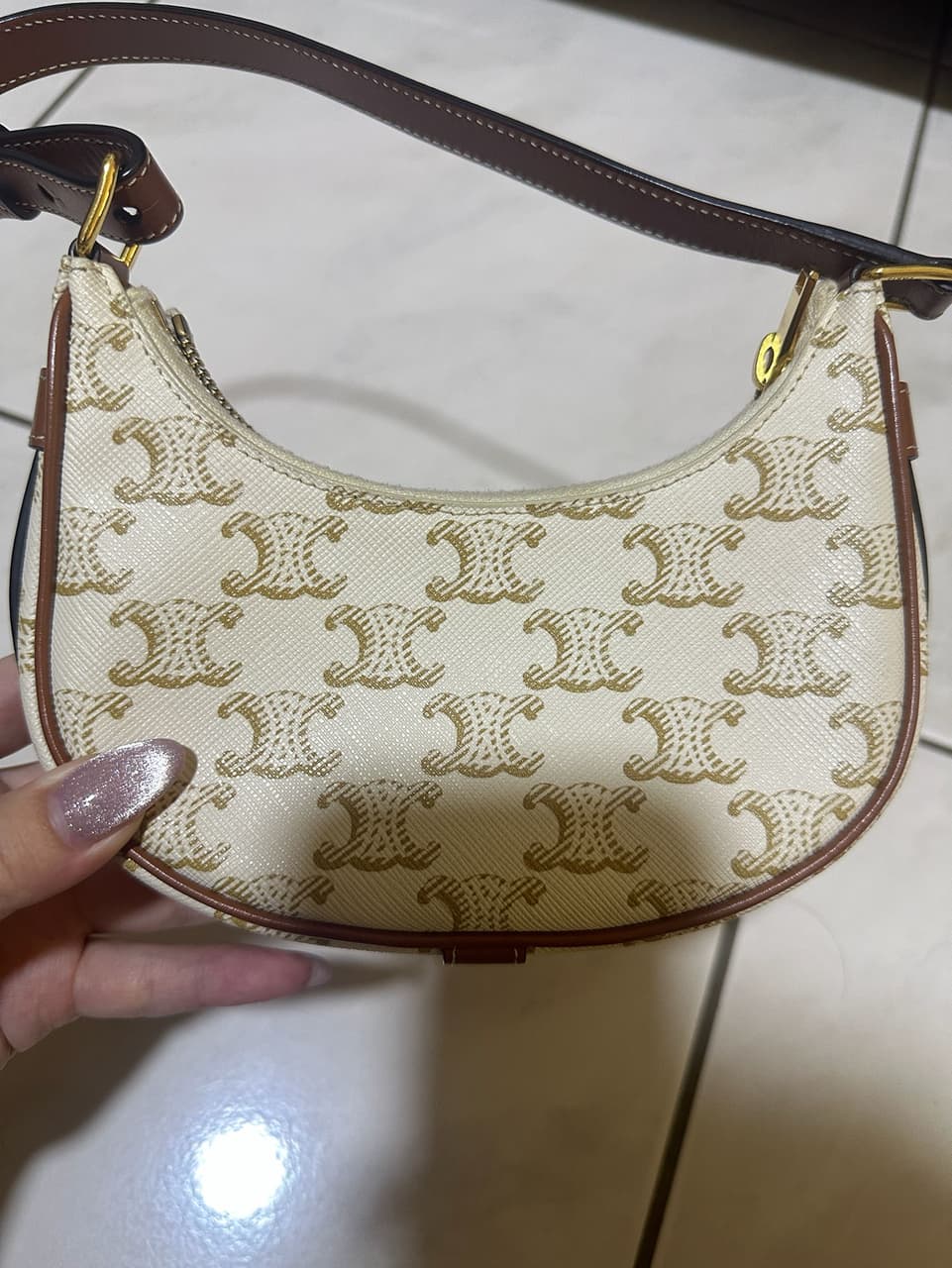 #我要賣 售 Celine Mini Ava 白（已售出） - 二手交易板 | Dcard