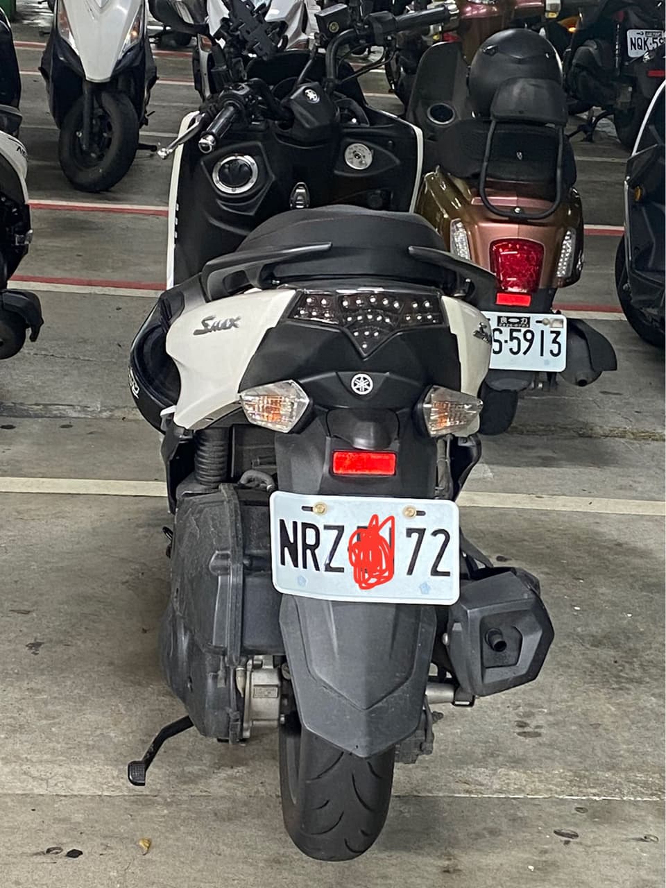 停在b2的白色smax車牌 - 龍華科技大學板 | Dcard