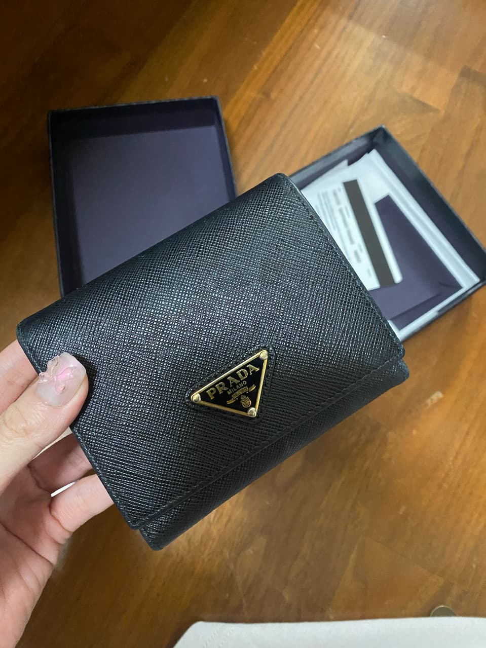 #我要賣 Prada三折錢包（大全配） - 二手交易板 | Dcard