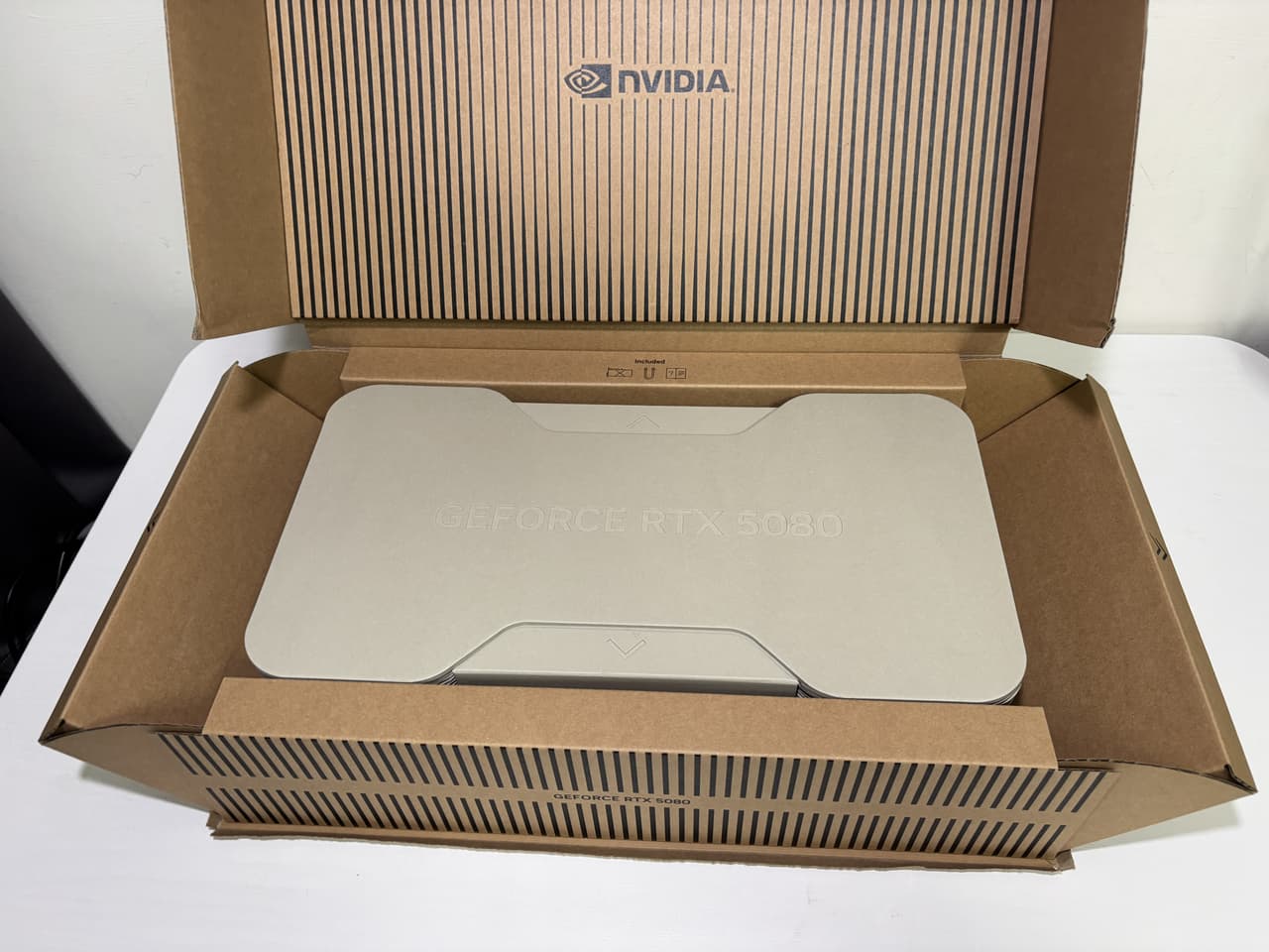 【開箱】「工業藝術品！小機殼不想錯過的愛卡～」NVIDIA GeForce RTX 5080 Founders Edition 創始版 - 3C板 | Dcard