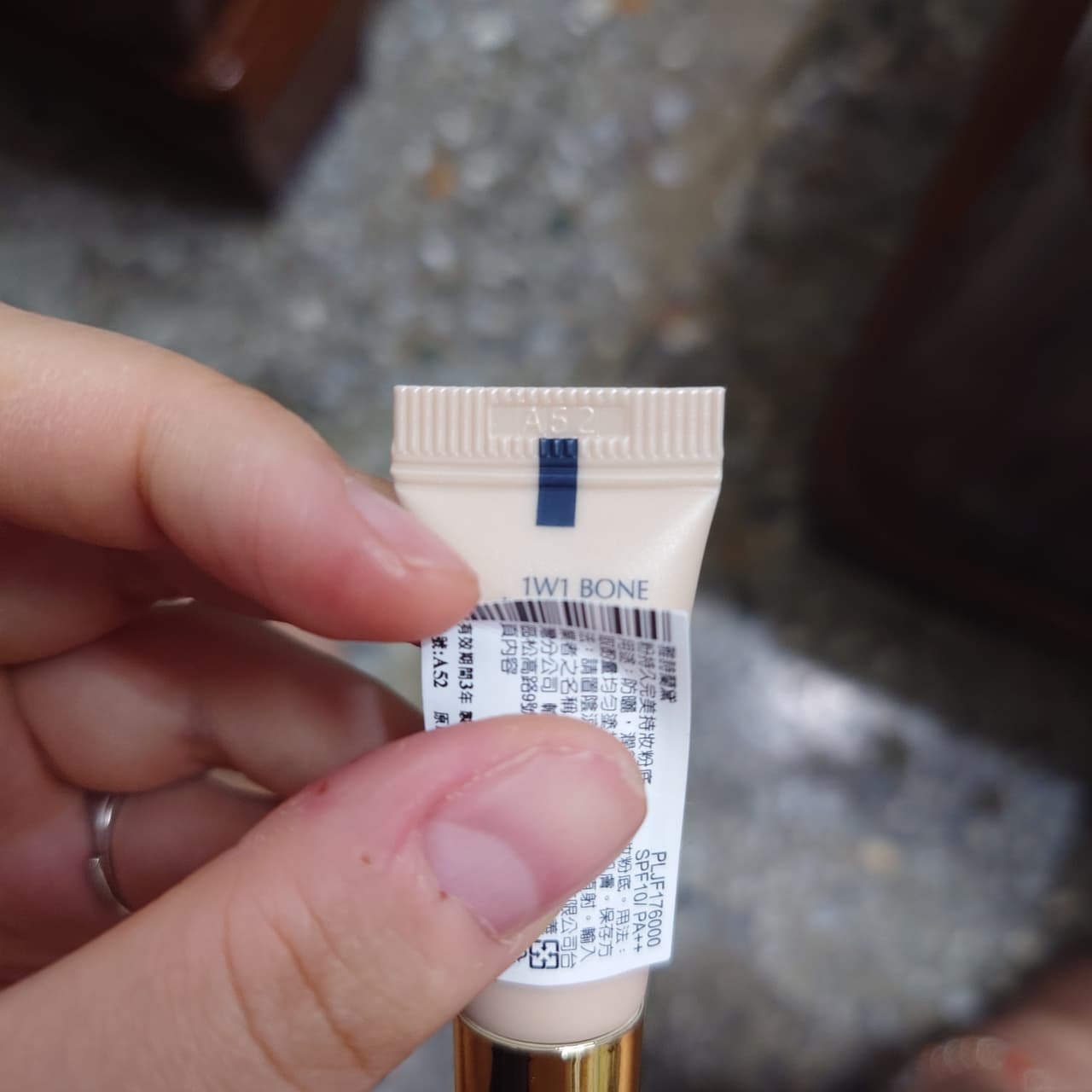 #我要賣 雅詩蘭黛 粉持久 1W1 5mL - 二手交易板 | Dcard