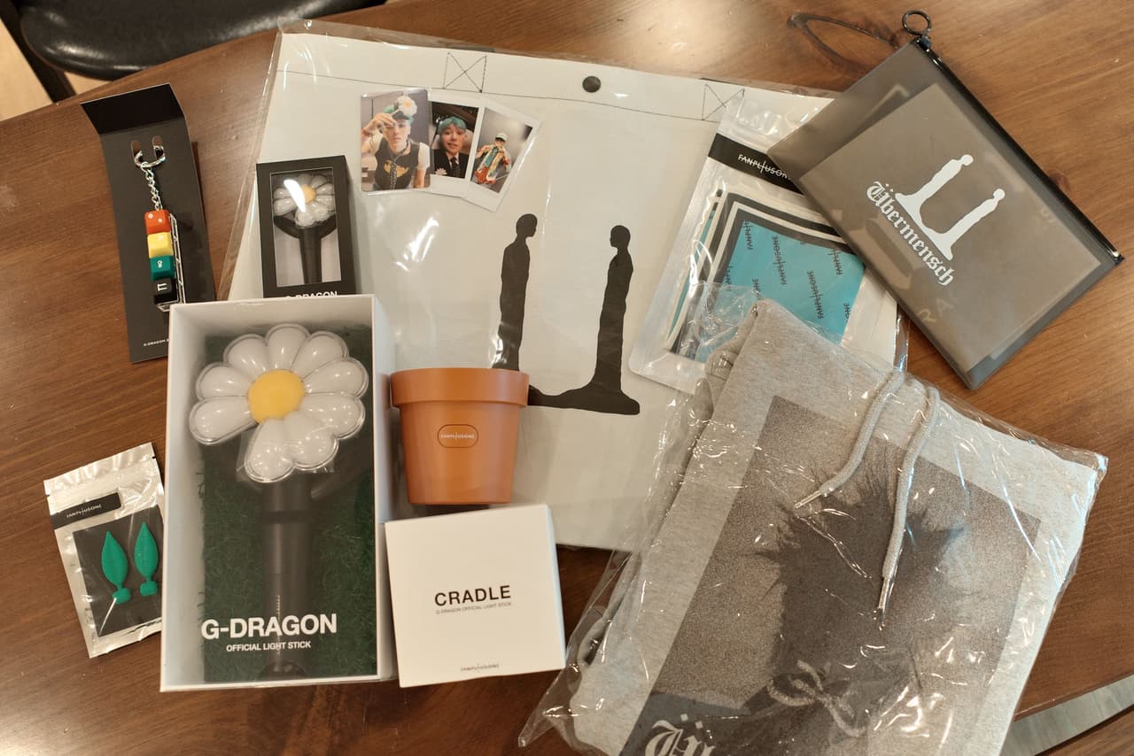 早上八點到場2度的天氣排了三個小時 買到的GD演唱會場週寶貝們！！ 終於也是有盆的FAM了 ️ ️ （雖然排到的時候很多都賣完了🫠） - 花生公主👑 (@emma_0617) | Dcard