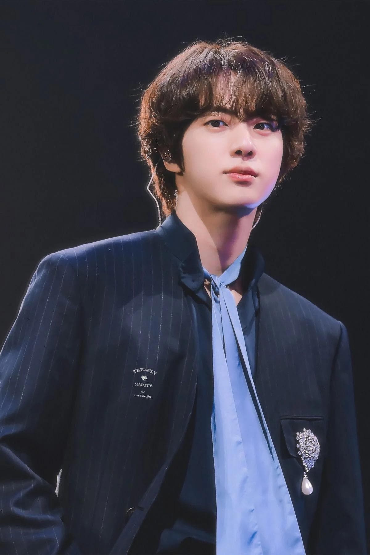 #分享 #theqoo熱門 在防彈Jin的粉絲們中反響很好的棕色燙髮 + 條紋西裝visual - BTS板 | Dcard