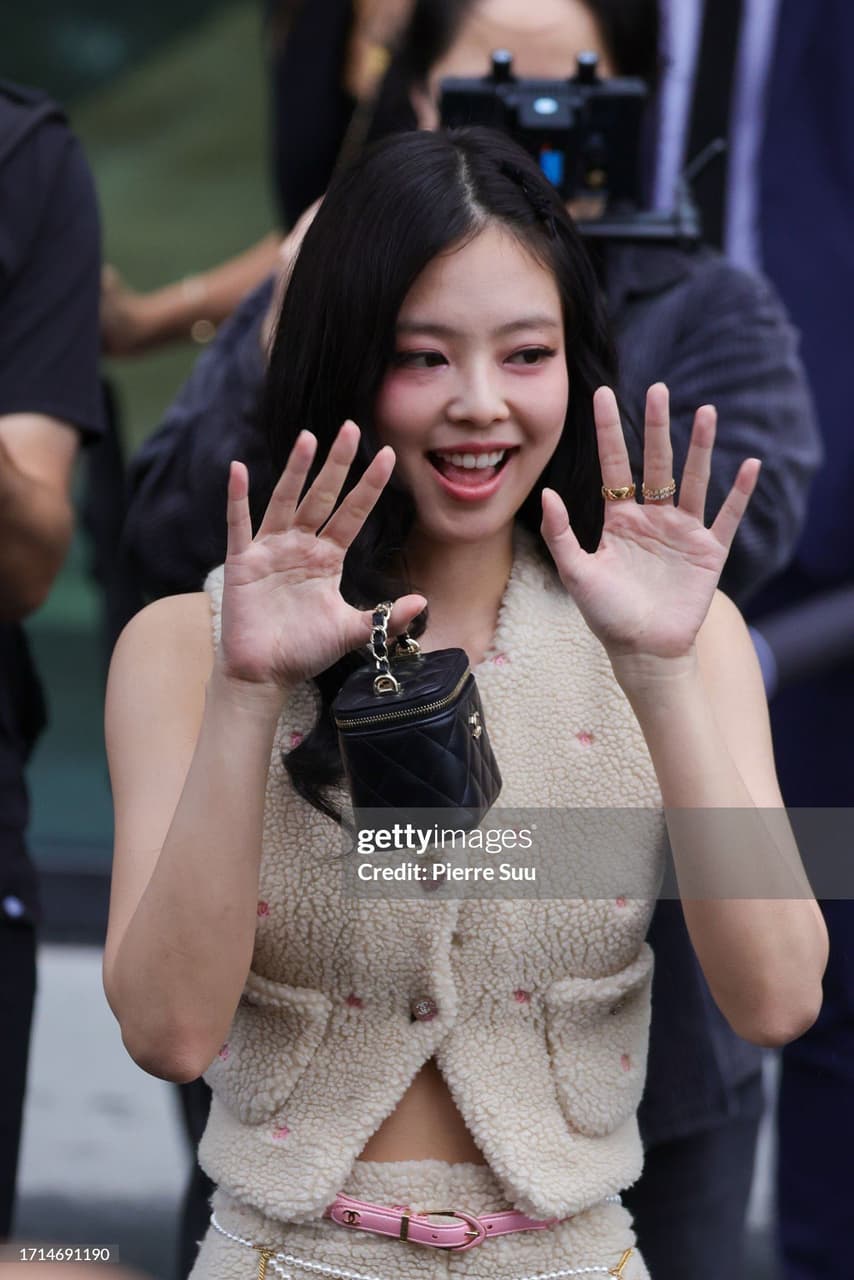 #時尚 JENNIE出席CHANEL 2024 巴黎春夏時裝周 - BLACKPINK板 | Dcard