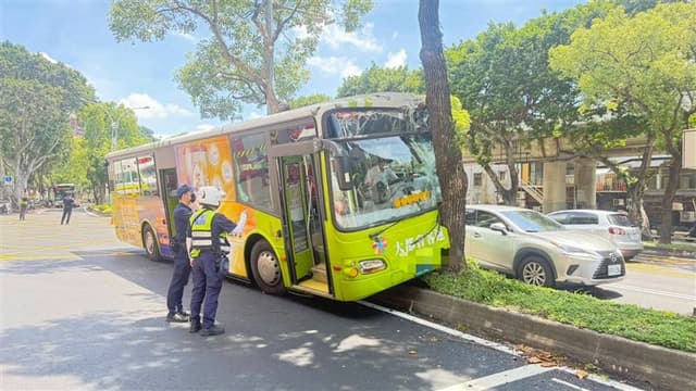 公車衝撞分隔島路樹釀6傷 大都會客運：駕駛恍神肇事 - SETN三立新聞網 (@setn54) | Dcard