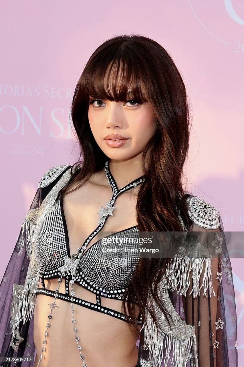 #時尚 LISA登上2024年維多利亞的秘密舞台表演 - BLACKPINK板 | Dcard