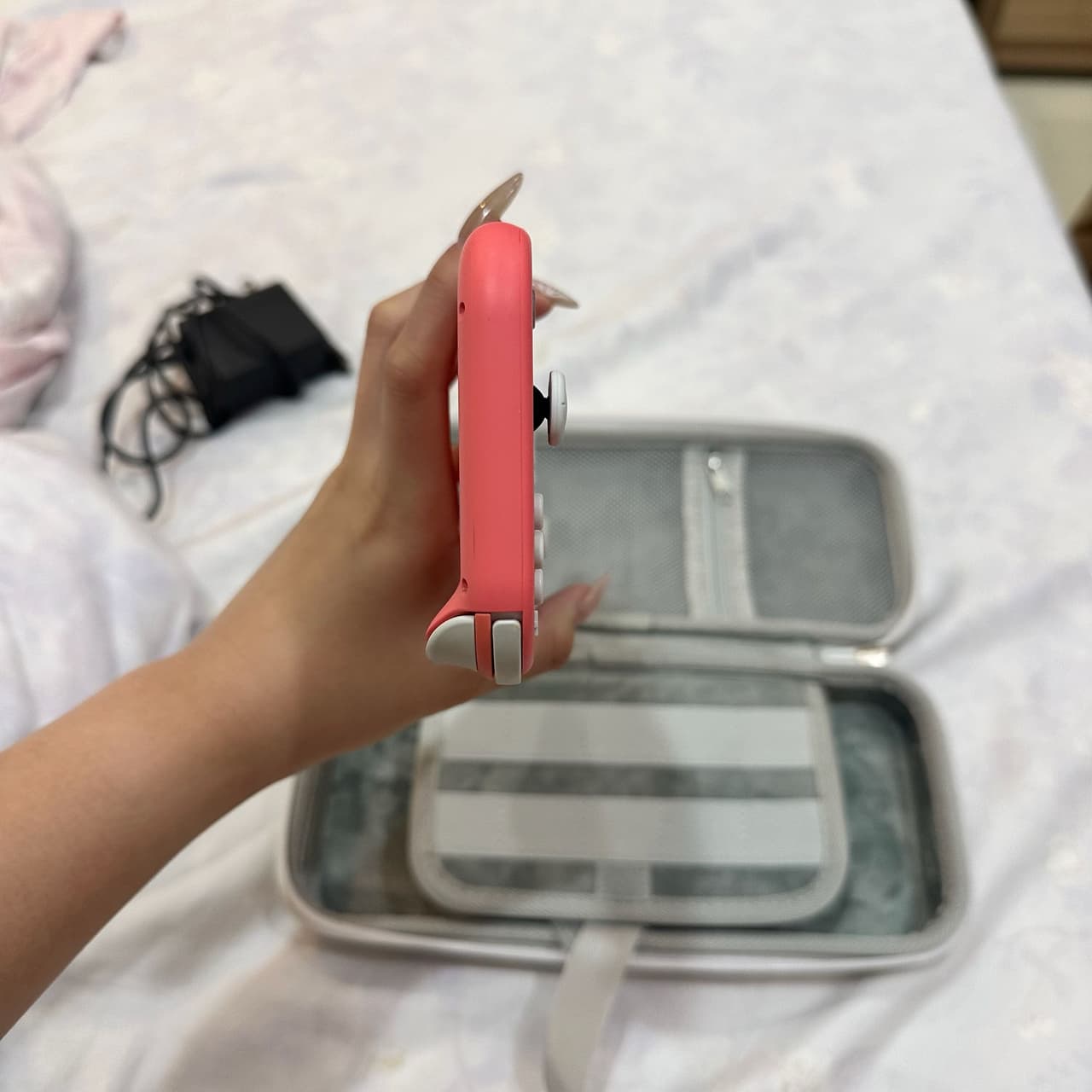 #我要賣 （已售出）Switch lite 珊瑚紅 9成新 - 二手交易板 | Dcard