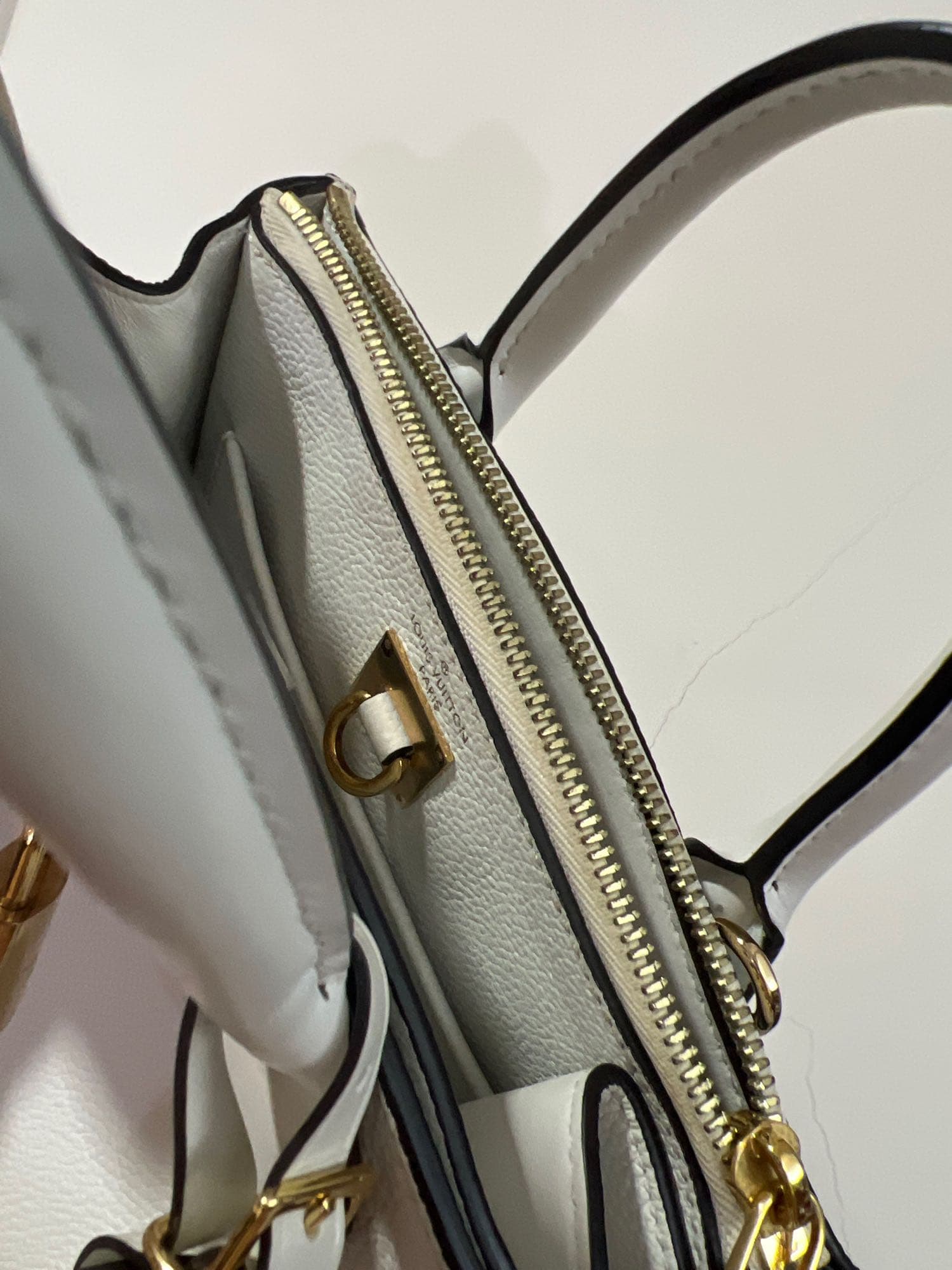 #問題 #問 精品包包泛黃的拉鍊 - 精品板 | Dcard