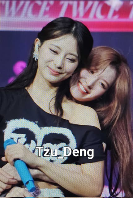 #分享 泰國場🇹🇭D1紗瑜💜💙再次大撒糖，啵啵💋抱抱全都來 - TWICE板 | Dcard