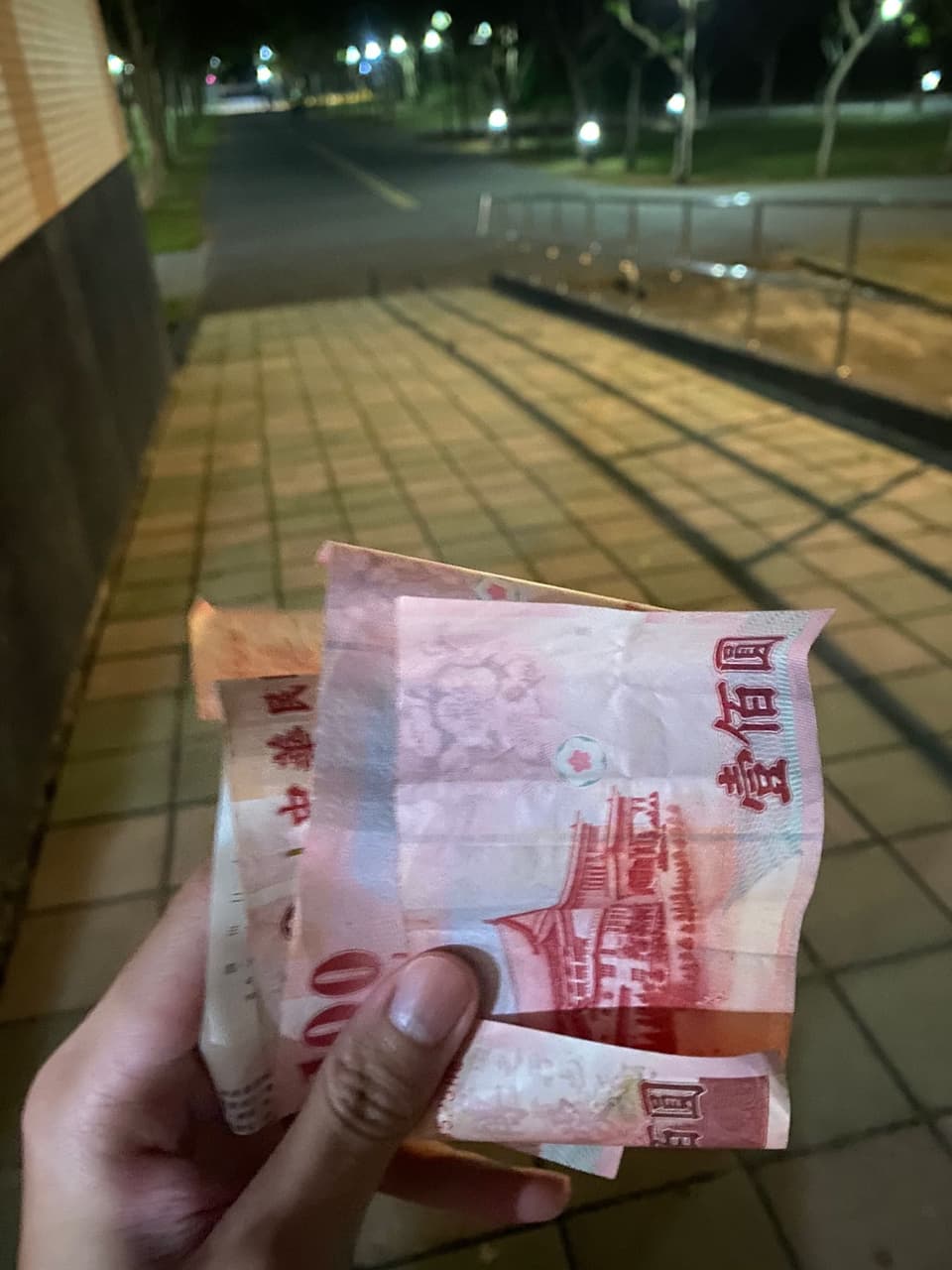 昨晚在學活撿到錢 東華大學板 Dcard