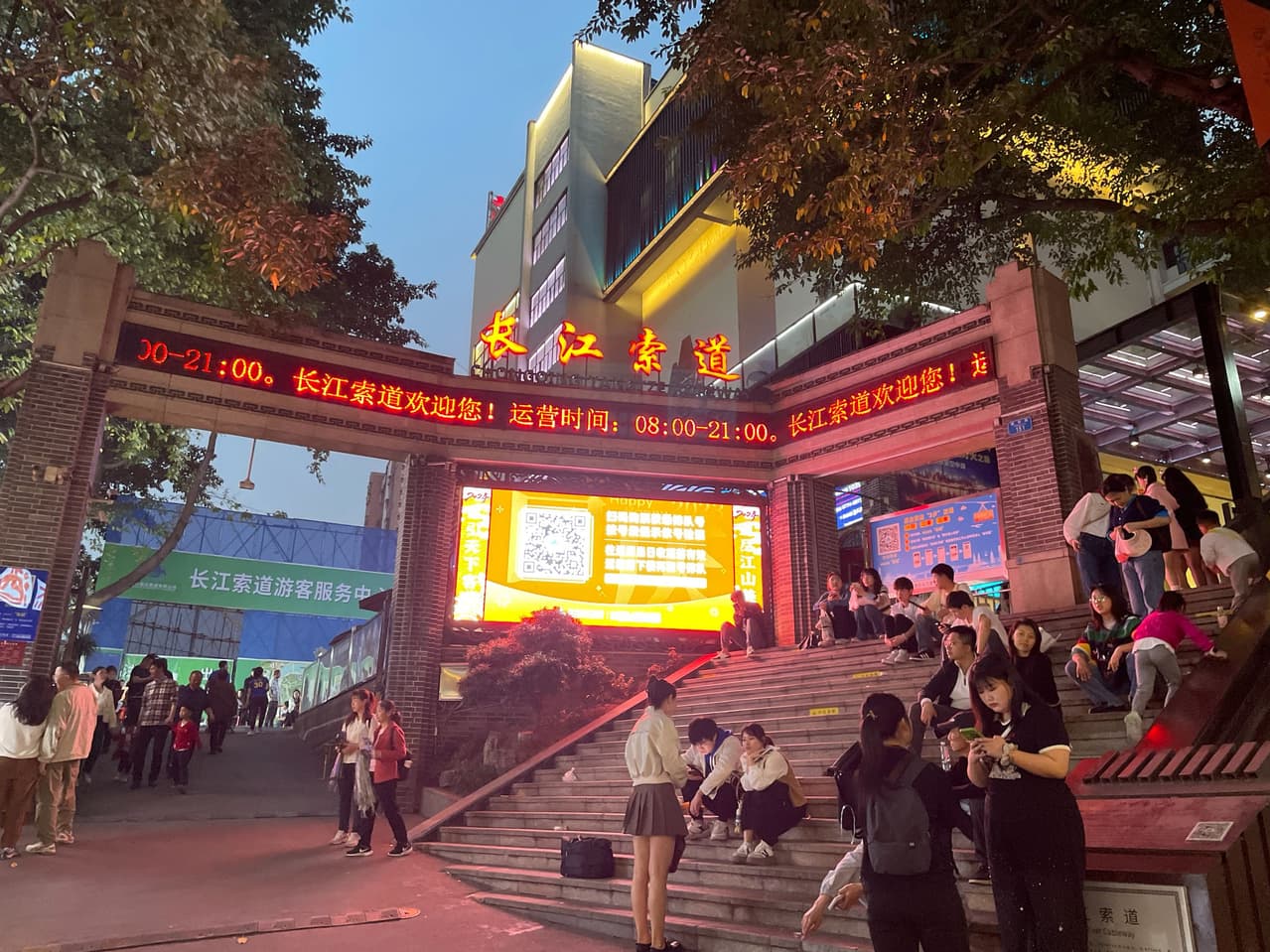 #國外遊記 中國自由行｜重慶3天2夜｜探索8D城市、夜景必拍洪崖洞 - 旅遊板 | Dcard