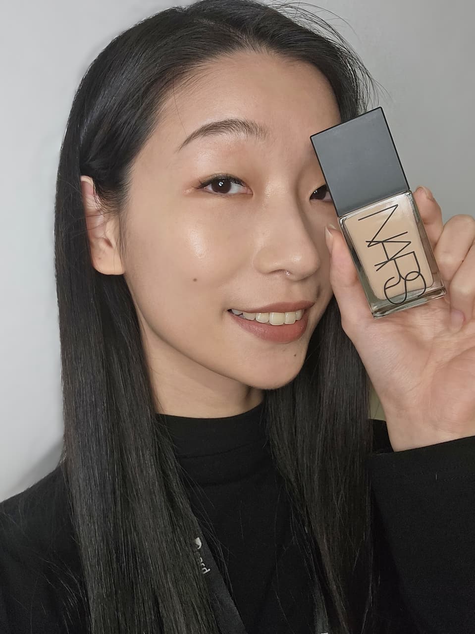 #分享 用手就可以完成服貼底妝！NARS裸光肌萃粉底精華 讓你擁有天生好肌膚光澤 - 美妝板 | Dcard