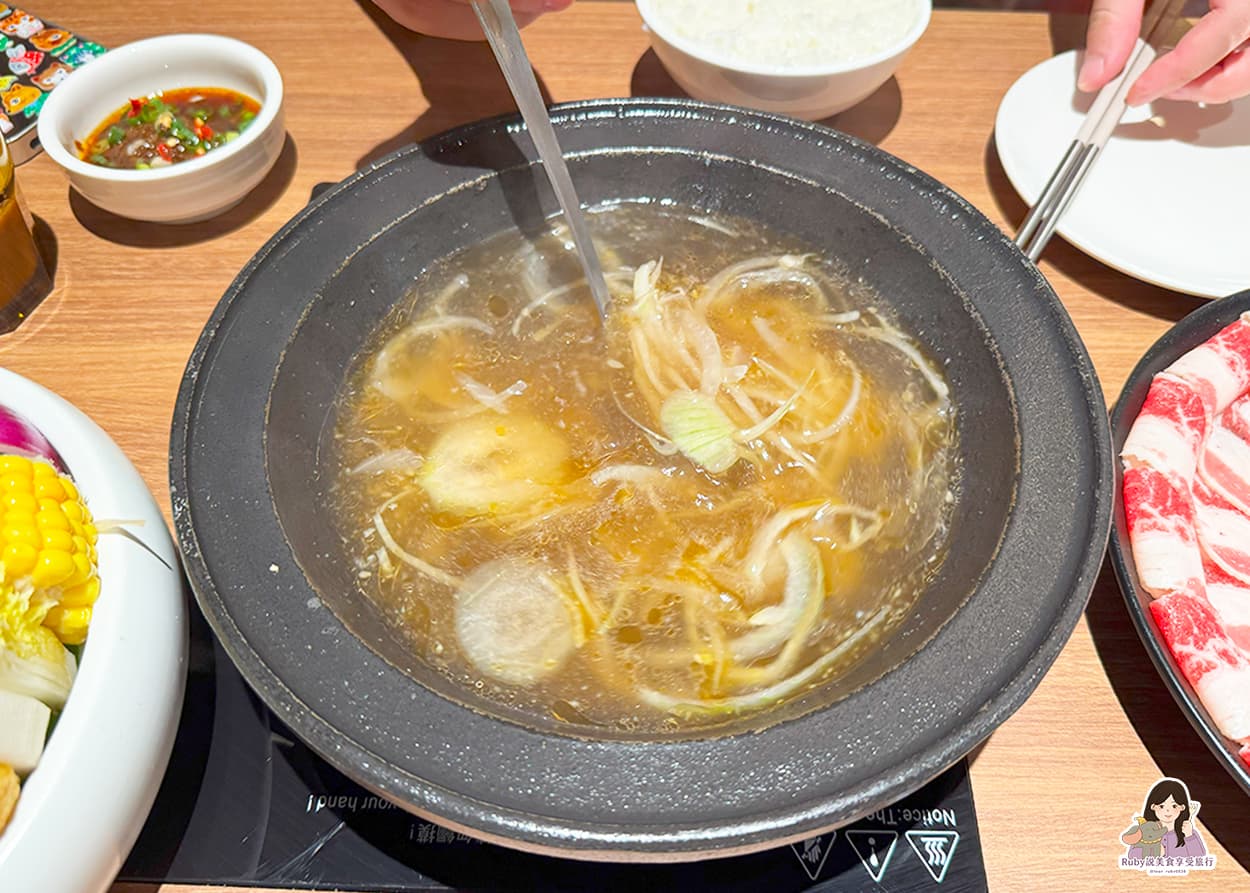 【新莊美食】萬客什鍋新莊分店，石頭爆炒鍋香氣逼人，魷魚螺肉蒜烏骨雞鍋湯頭超補，自助吧飲品、冰品各有特色｜Ruby說美食享受旅行(@tour_ruby530) - 美食板 | Dcard