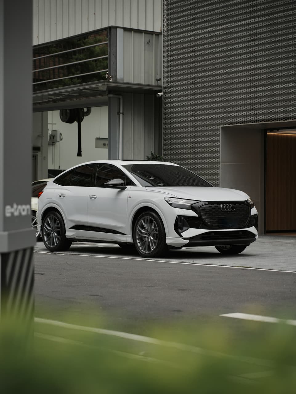 Audi Q4 Sportback e-tron 55 quattro S line Glacier white 交車 - 汽車板 | Dcard