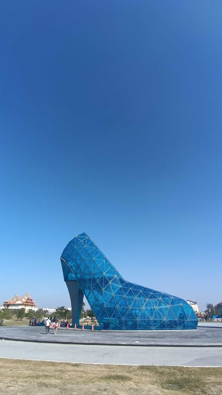 高跟鞋教堂。山火賁 捨車而徙 - 伊凡子 (@sifan) | Dcard