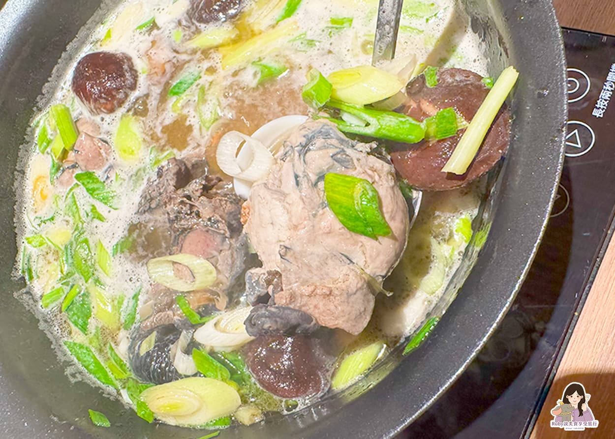 【新莊美食】萬客什鍋新莊分店，石頭爆炒鍋香氣逼人，魷魚螺肉蒜烏骨雞鍋湯頭超補，自助吧飲品、冰品各有特色｜Ruby說美食享受旅行(@tour_ruby530) - 美食板 | Dcard