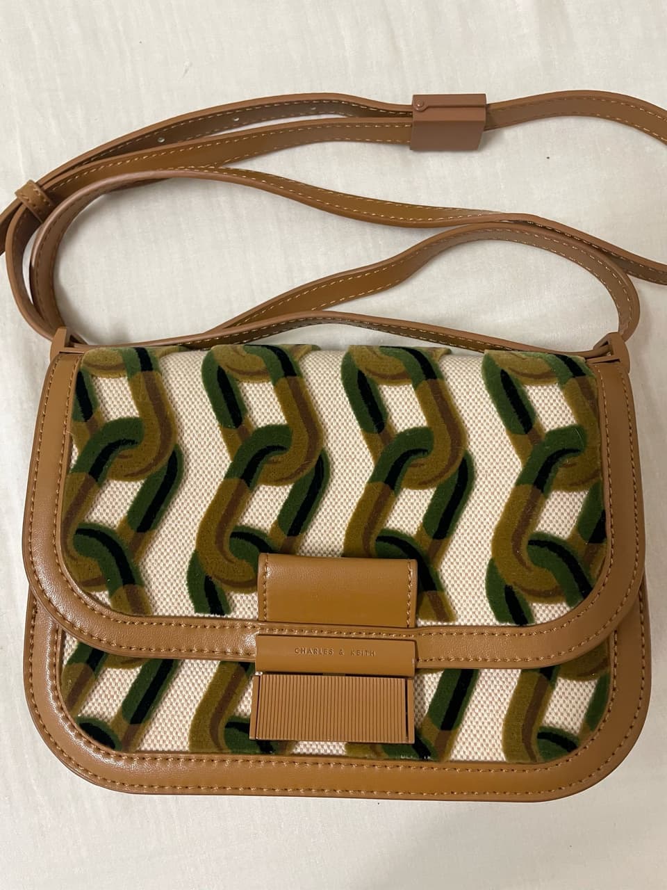 #我要賣 Charles&Keith 小ck 果凍包/刺繡鎖鏈小方包 - 二手交易板 | Dcard