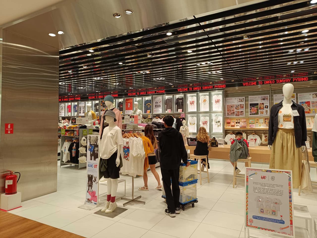 Sunway Pyramid的Uniqlo好酷 - MY_Confession板 | Dcard