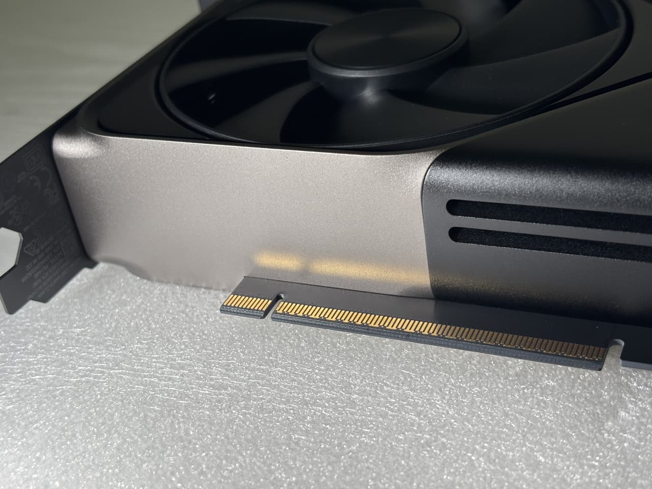 【開箱】「工業藝術品！小機殼不想錯過的愛卡～」NVIDIA GeForce RTX 5080 Founders Edition 創始版 - 3C板 | Dcard