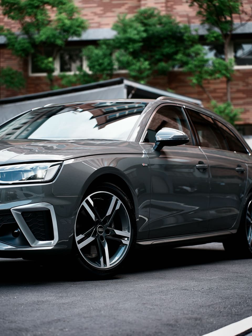 Audi 金屬克洛諾斯灰 (Chronos Grey Metallic)：時光淬鍊的尊榮典範 - 汽車板 | Dcard