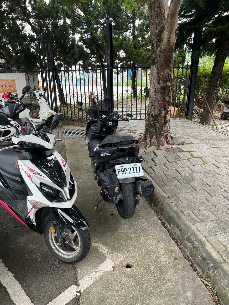 他媽到底要怎樣才會把車停好？ - 亞洲大學板 | Dcard