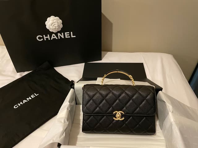 #開箱 人生第一顆正櫃抱出小香，23新款Carry Me真的是超級天菜 #墨爾本Chanel - 精品板 | Dcard