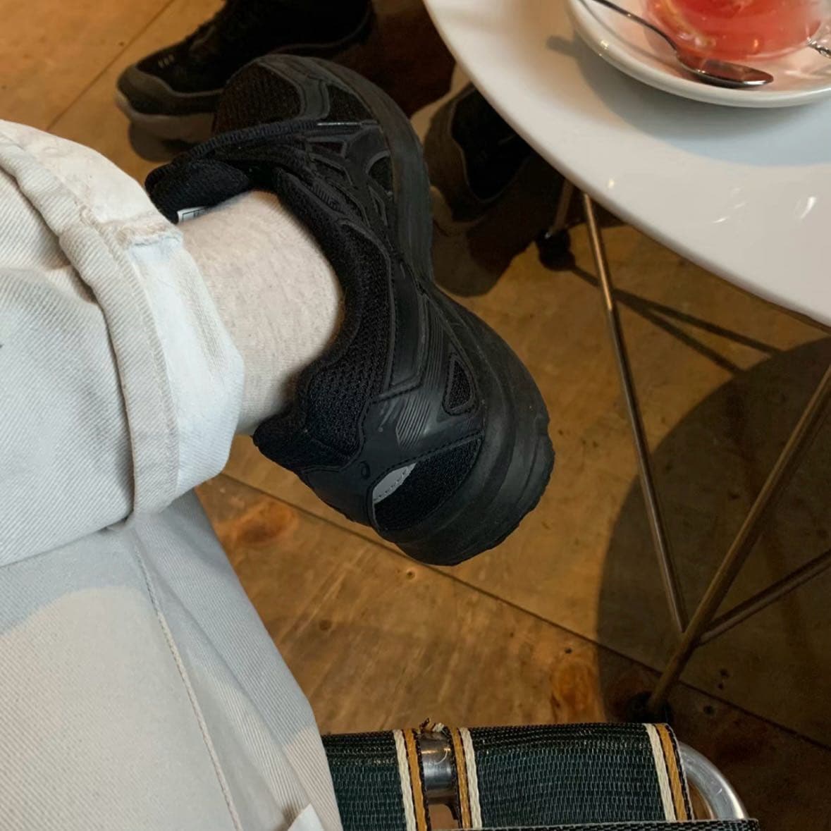 #我要賣 亞瑟士JOG 1002 黑武士 全新 全黑 - 二手交易板 | Dcard