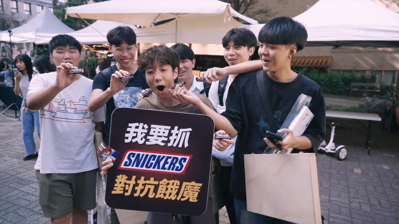 #現場直擊🔍 文化大學捕獲野生主委和Zona🤩 SNICKERS擊敗餓魔挑戰賽🍫 抓棒機遊戲超好玩💓把Airpods和千元獎金帶回家💫 - 有趣板 | Dcard