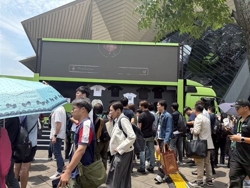 沒搶到門票也要朝聖！黃仁勳魅力無法擋 粉絲瘋搶限量周邊 - SETN三立新聞網 (@setn54) | Dcard